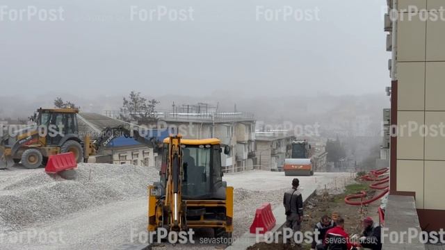 В Севастополе на улице Адмирала Октябрьского заканчиваются работы по отсыпке щебёнки