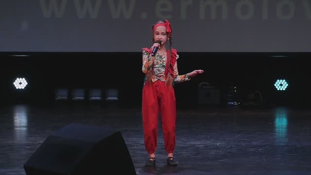 Алиса Искакова-6 лет- "Чудак" (А.Петряшева)