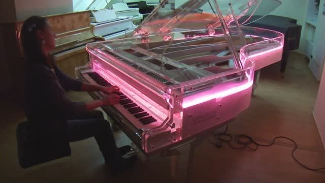 Прозрачный нелепый концертный рояль из акрила с подсветкой
