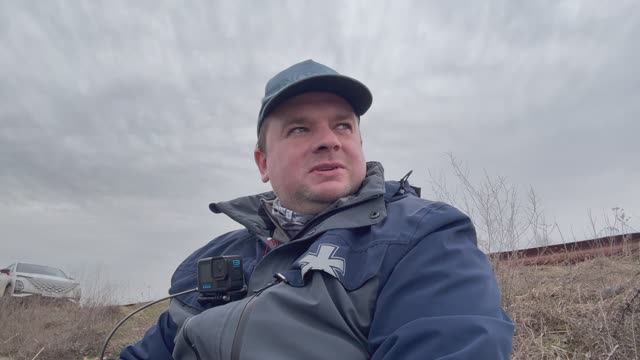 Посидим, потрещим. Рыбалка на поплавок. Первый день запрета 2025. Маховая удочка. Ловим в дождь.