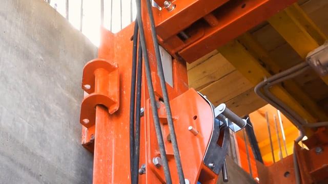 Самоподъемная опалубка ПСК гидравлическая на строительстве Центр Сити (ЖК Headliner) на фоне ММДЦ