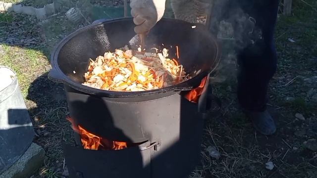 Дача, приготовление плова.