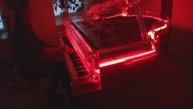 Прозрачный нелепый рояль с подсветкой, Рахманинов