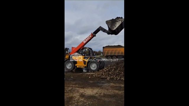 Телескопический погрузчик SANY STH742  - работа на сахарном заводе (репортаж, вертикальное)