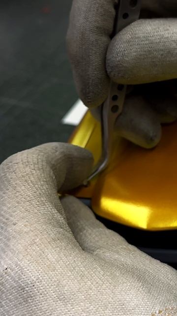 Оклеили миниатюрный Chevrolet Chevelle SS в золотой винил