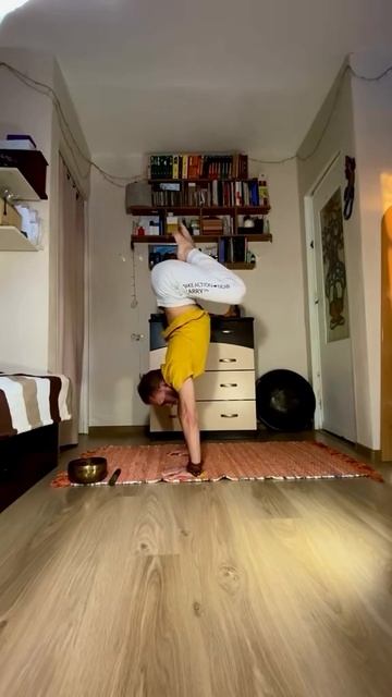 каундиниасана из стойки