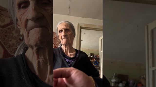 Смартфон для посторонней нам бабушки в подарок к 8 марта. Надеюсь он хоть как то облегчите жизнь.