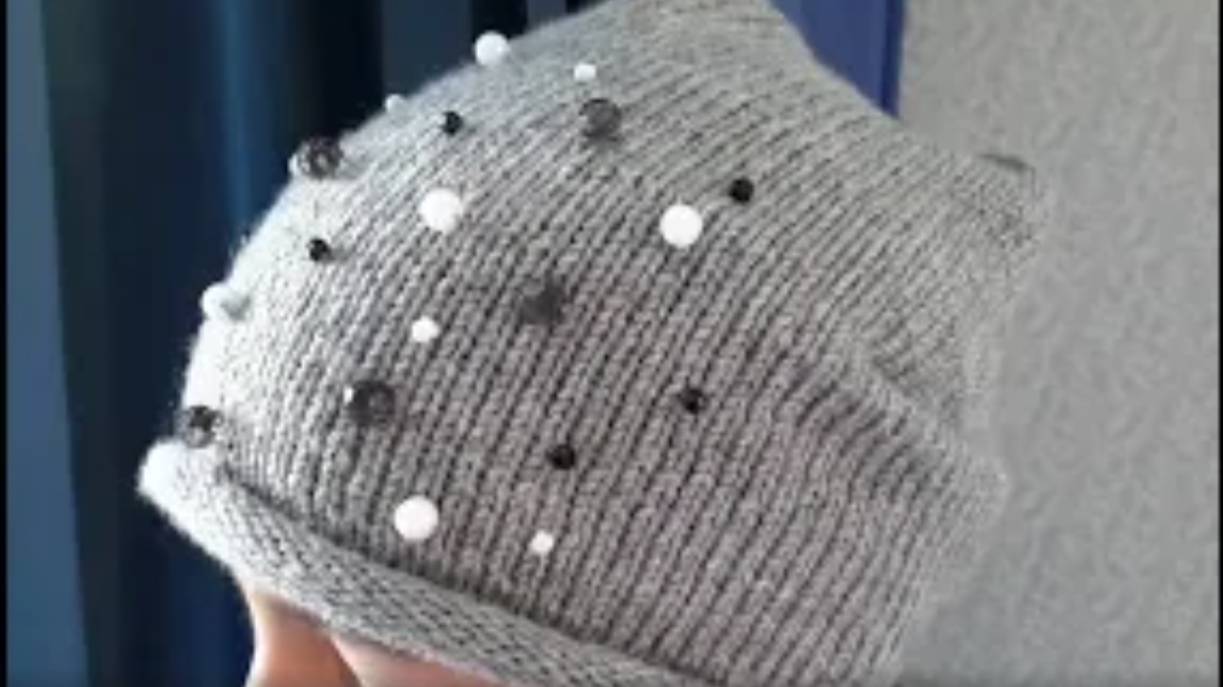 ВЯЗАНИЕ СПИЦАМИ! ШАПОЧКА С БУСИНКАМИ.