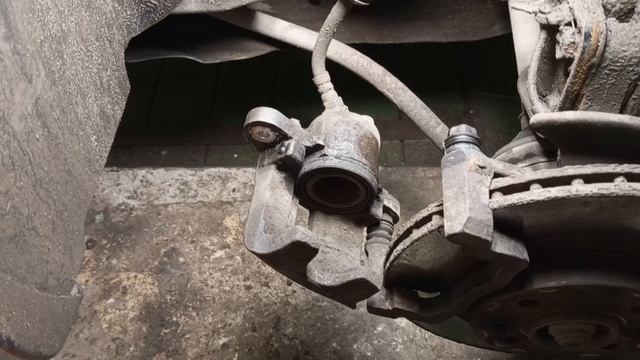 замена передних тормозных колодок Гранта