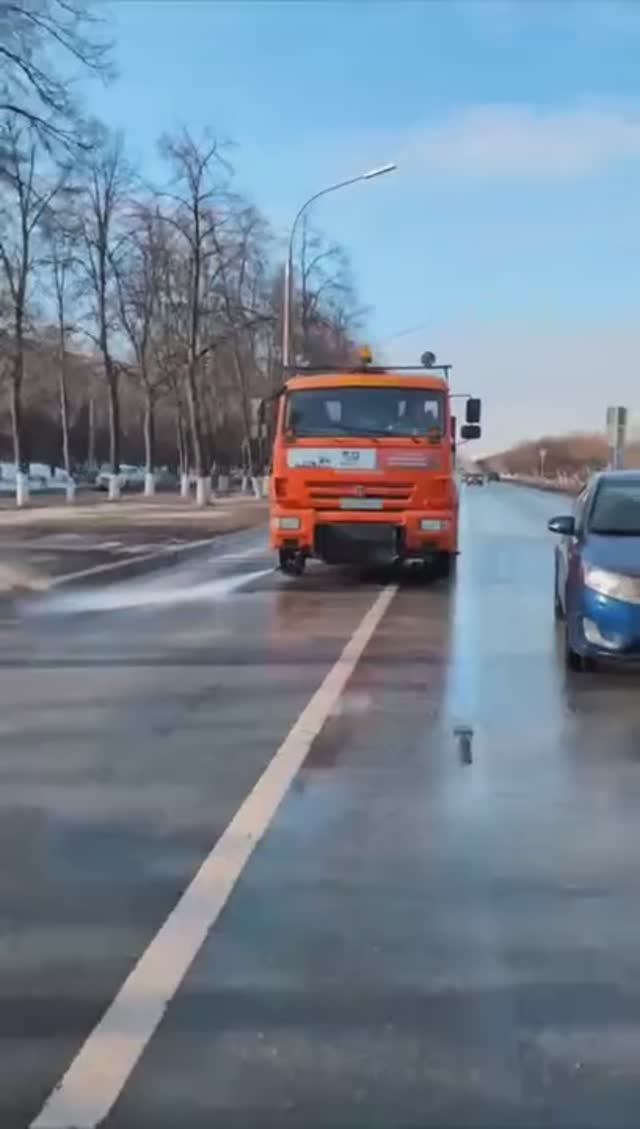 ВЕСНА! КАМАЗы начали очищать дороги от скопившейся за зиму грязи