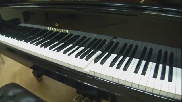 Cамоиграющий рояль играет рэгтайм "Озорные анимашки"