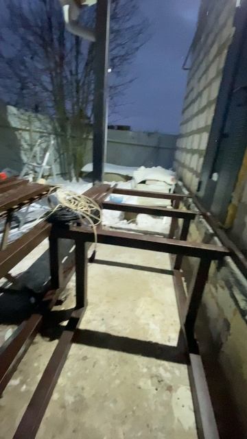 Выставление металлического каркаса под укладку ступенек и террасной доски.