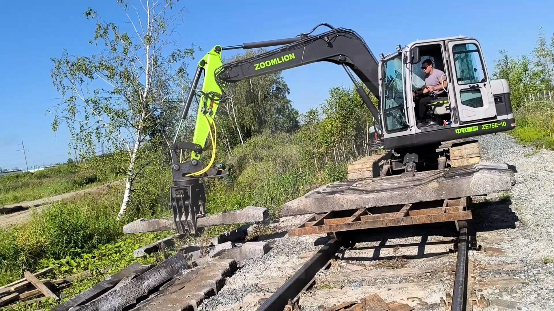 Погрузка железобетонных шпал на жд тележку экскаватором на жд колесах!