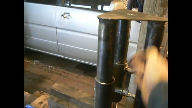 Самодельный сверлильный станок из автомобильных стоек и дрели Интерскол мощностью 1050 Вт