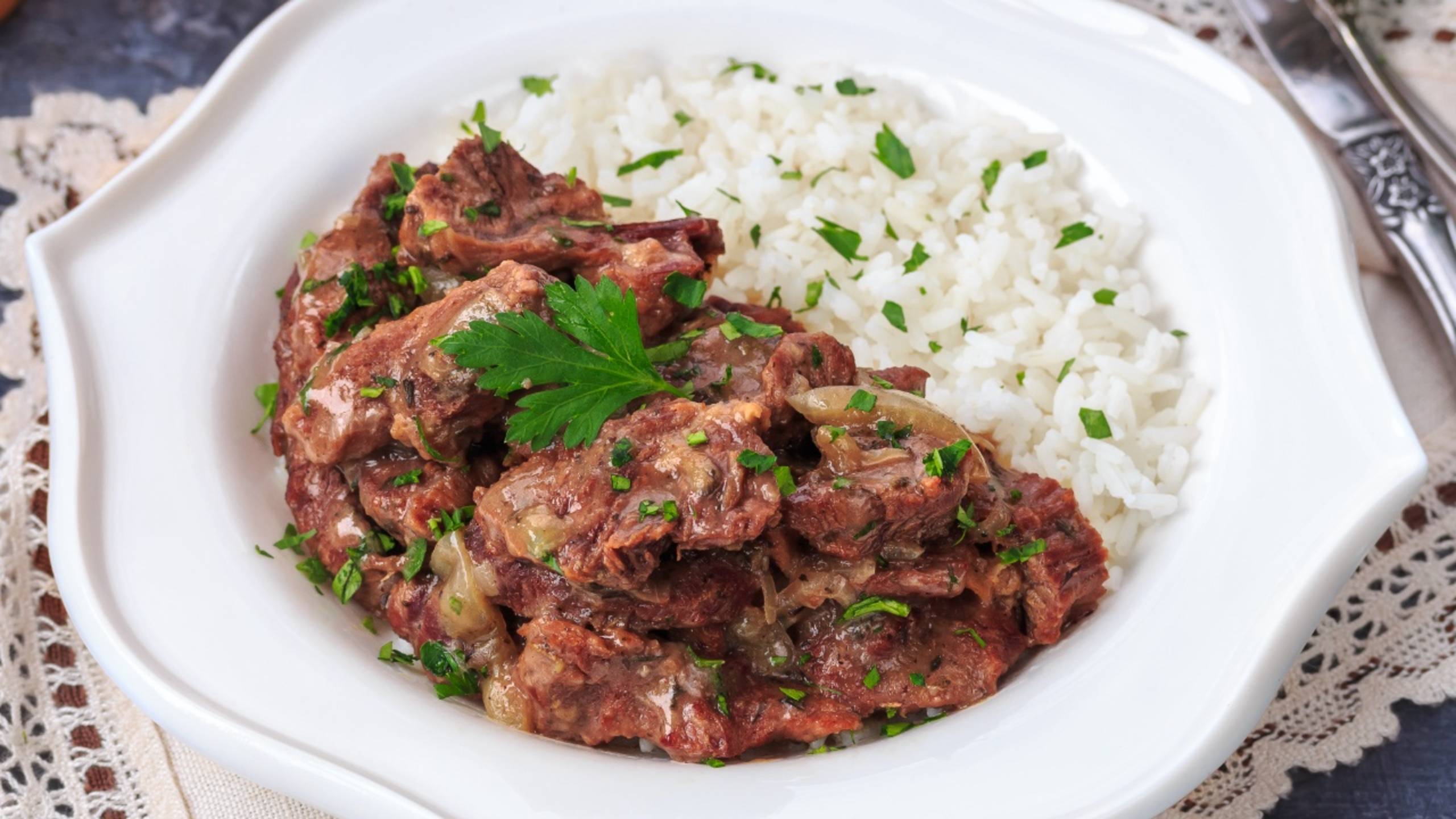 🍲 Тушеная говядина с луком в духовке - мясо буквально тает во рту. Готовим без лишних хлопот.