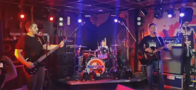 Бригадный подряд песня «Гитары»