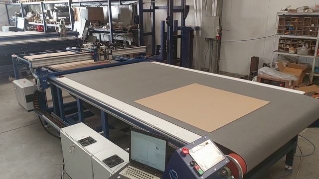 Плоттер с подачей листов в зону реза