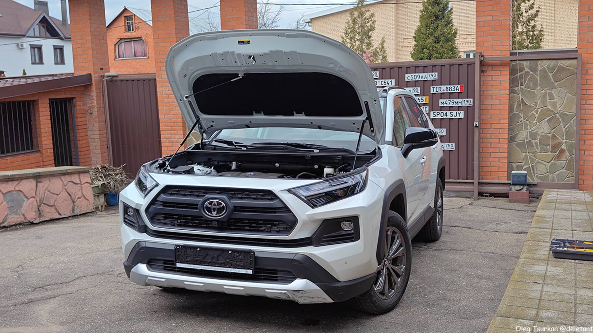 Установка амортизаторов капота PNEUMATIC на TOYOTA RAV4 V (2018+).