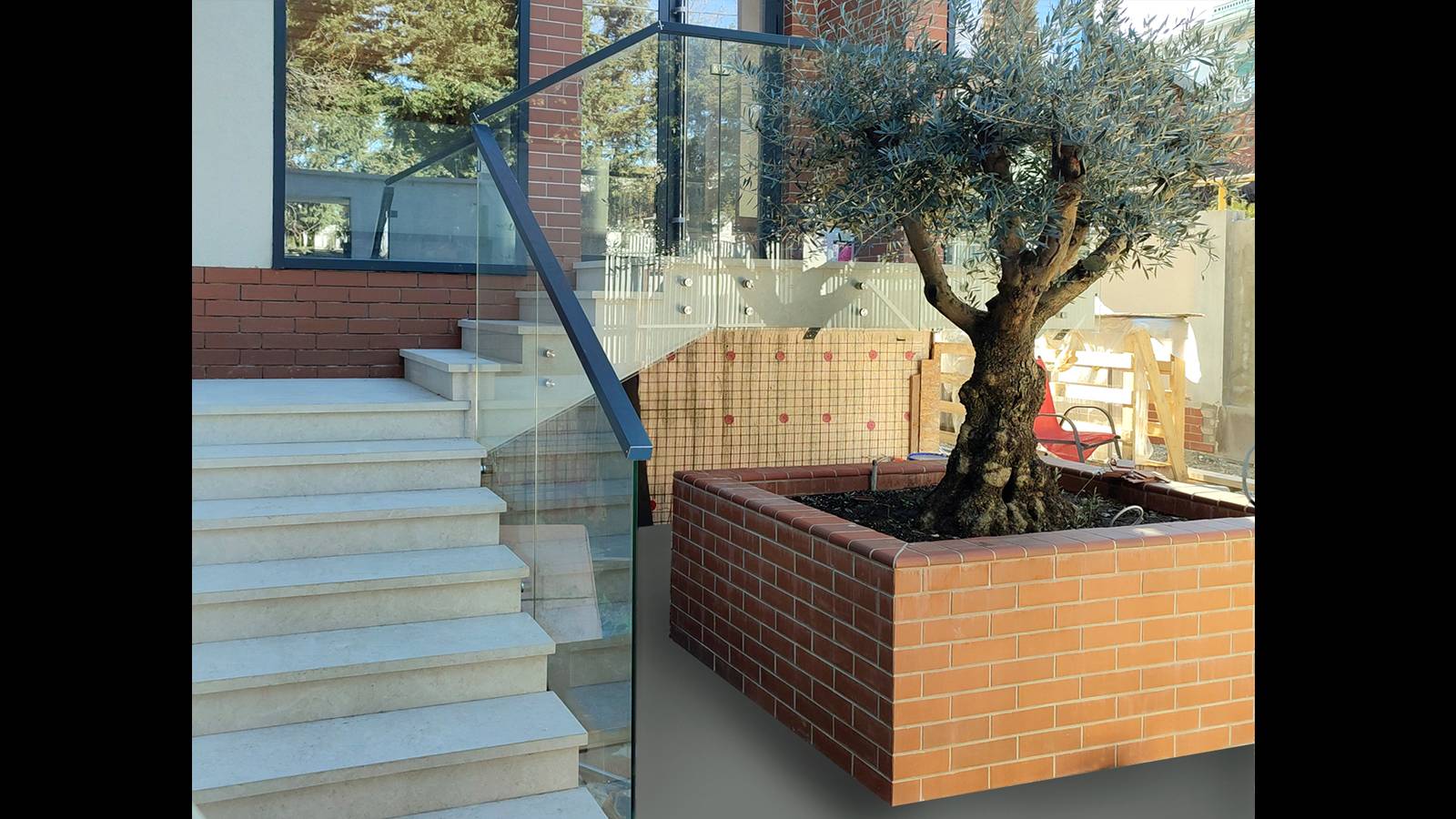 Стеклянное ограждение лестницы с перилами