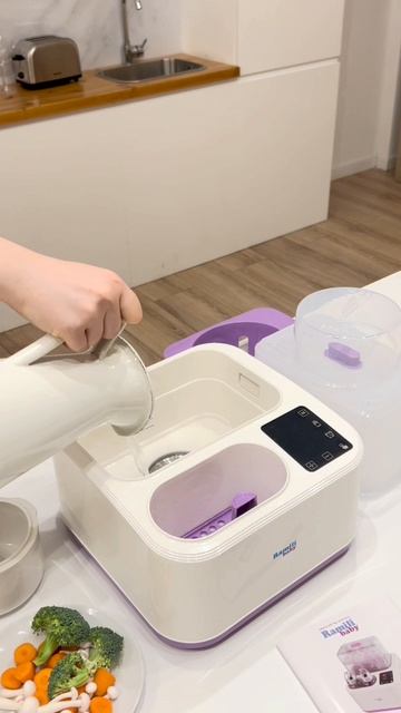 Стерилизатор-подогреватель и пароварка 8-в-1 Ramili Baby BSS300 плюс горшочек