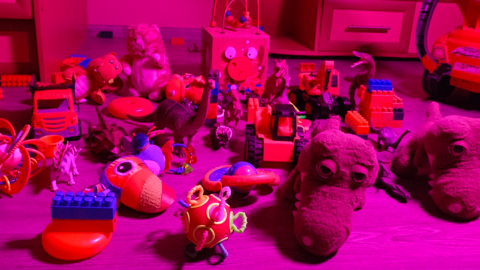 как мы с Леоном делаем из игрушек целый город из игрушек