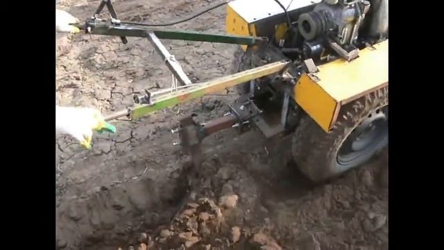 Минитрактор "Малыш". Вспашка огорода в мотоблочном варианте.