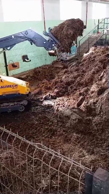 Уборка навоза на ферме вилами мини погрузчиком Baumech ML-01