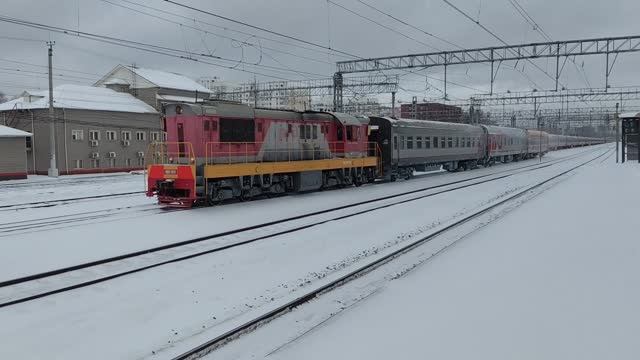 Маневровый тепловоз ЧМЭ3-2672 (ТЧЭ-6) с техническим поездом.