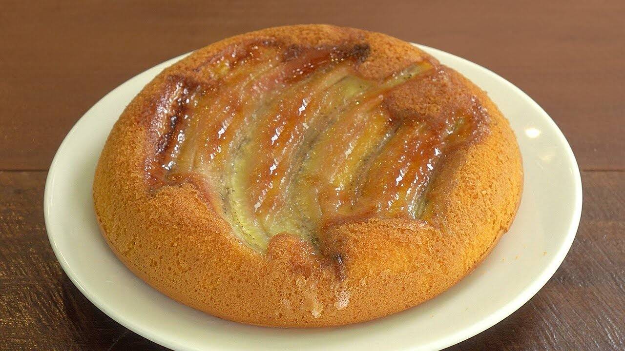 Банановый пирог на сковороде. Просто смешайте все ингредиенты и десерт готов: просто и очень вкусно!