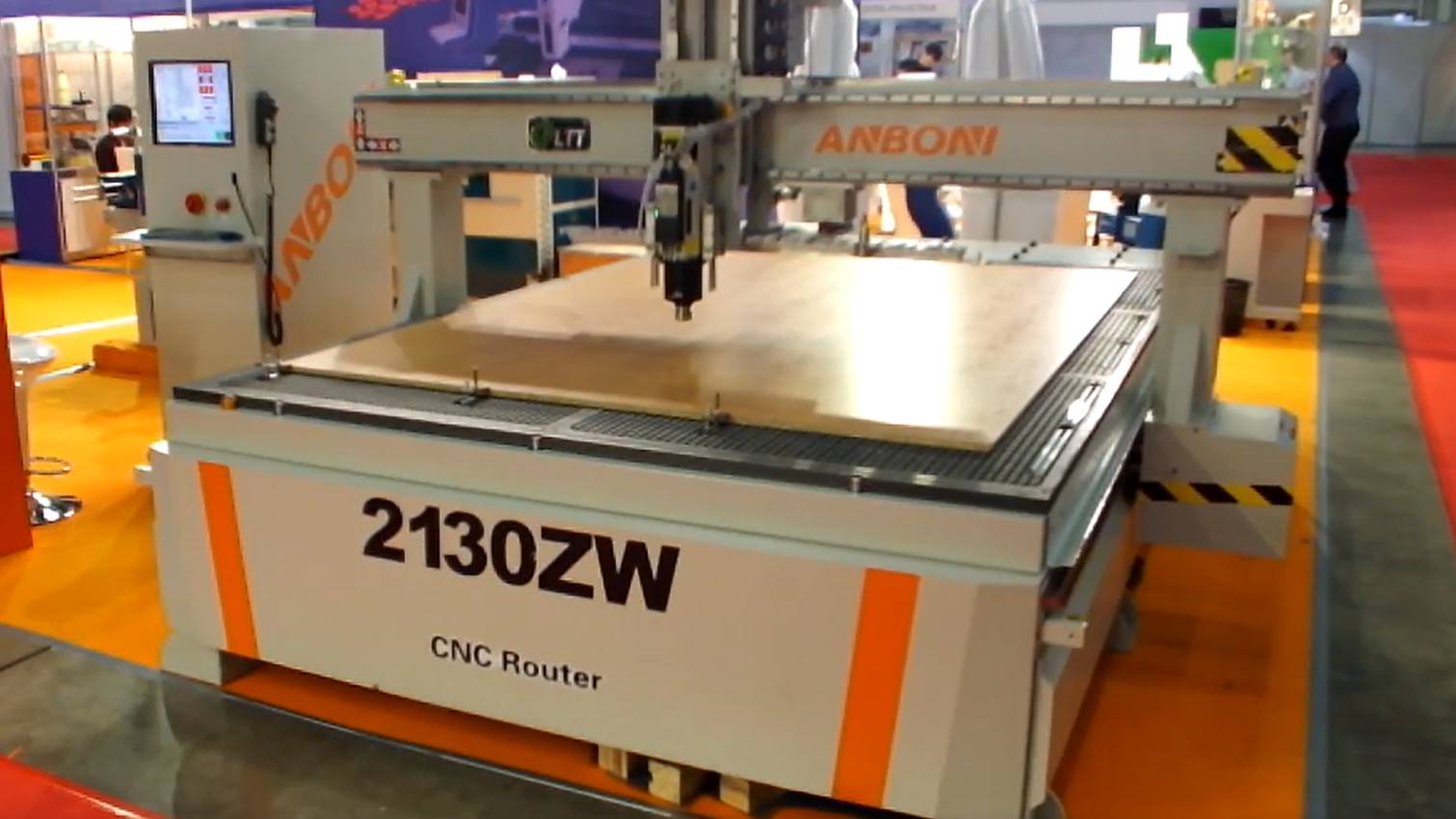 Фрезерный станок с ЧПУ 2130 ZW. Станок работает в тестовом режиме.