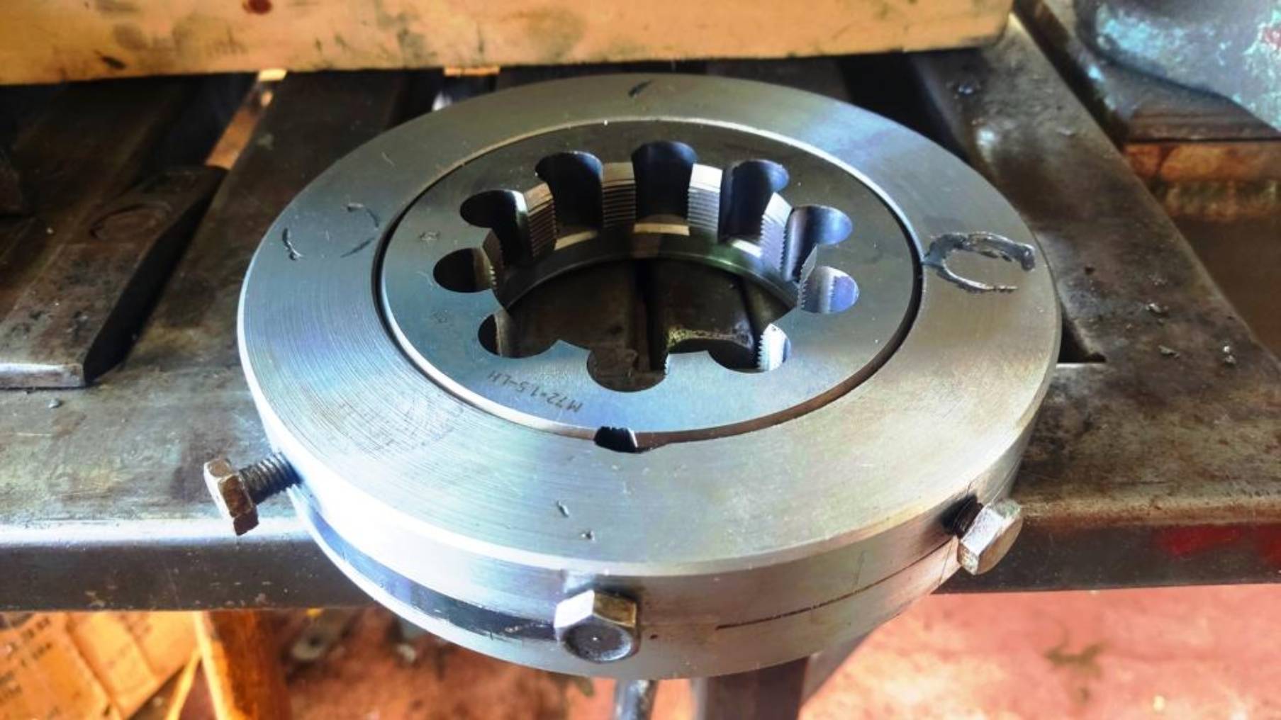 Заготовка для плашкодержателя, под резьбу М72х1,5. Радиальное сверление на токарном станке.