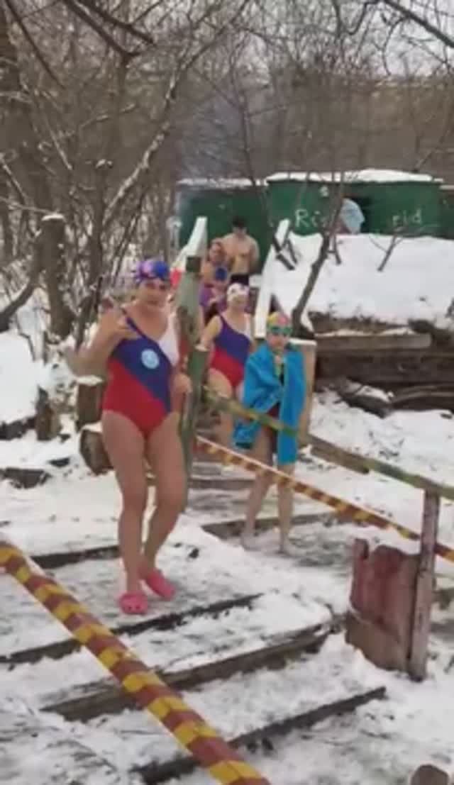 заплывы МОРЖЕЙ СТОЛИЦЫ 4.12.2016 в 30-метровой проруби  фрагмент