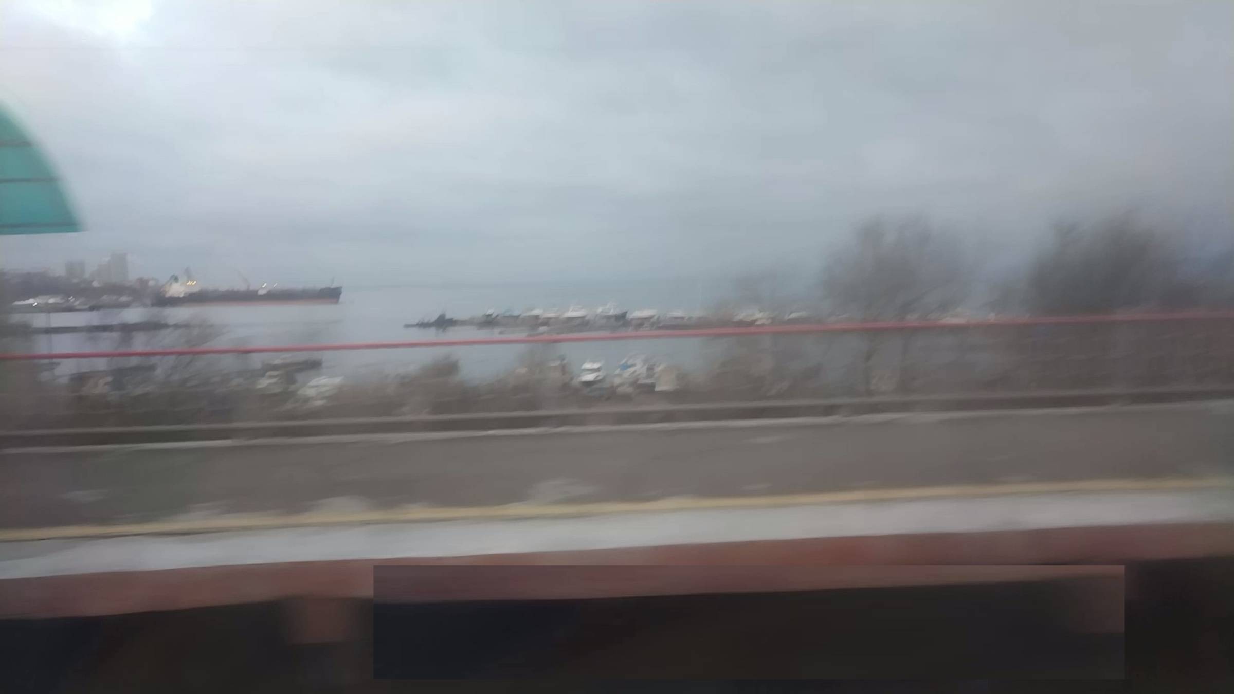 Вид из окна электрички, идущей в аэропорт Владивостока.