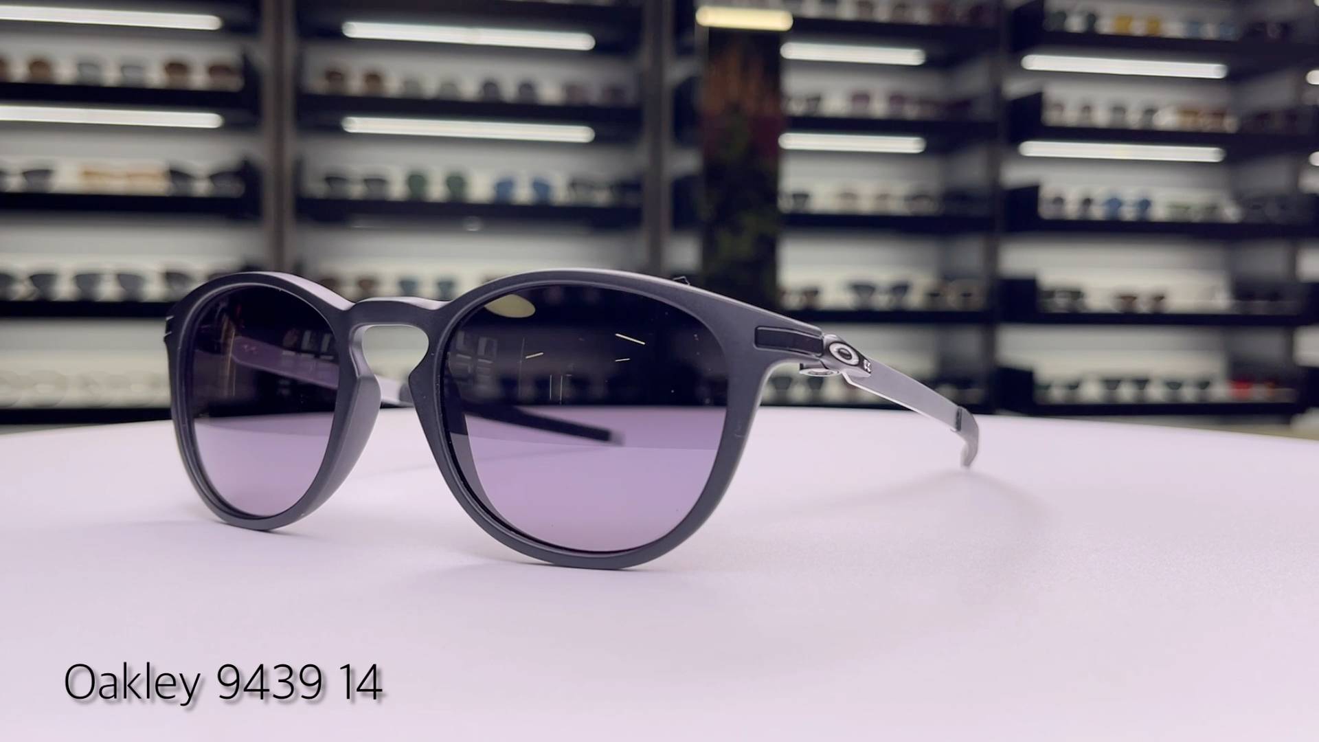 Подчеркните свою индивидуальность со спортивными очками от Oakley 9439 14 для мужчин