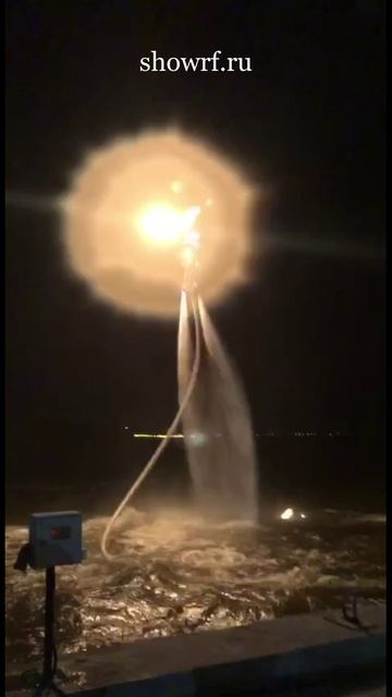 Огненные вихри над водой захватывающее пиротехническое шоу флайбордистов #shorts