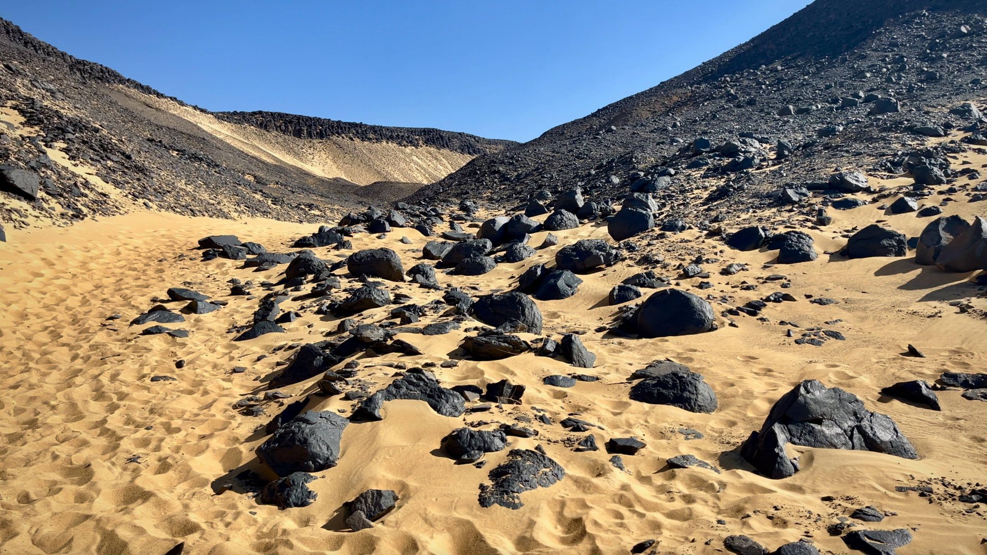 Показываю, как выглядит Чёрная пустыня в Египте. Удивительно разнообразный мир Сахары