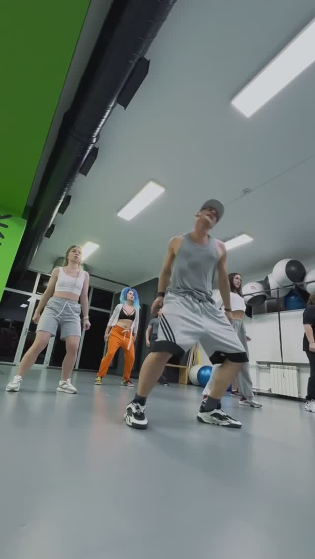 Групповое направление "Dance MIX" в фитнес-центре "Гараж"