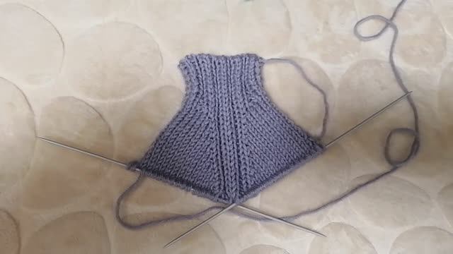 Регланная линия с переходом из резинки два на два, спицами.