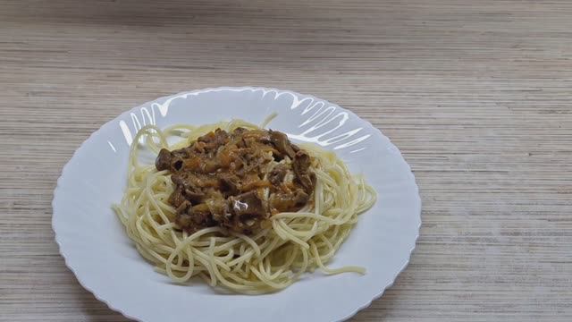 Спагетти с грибной подливой.