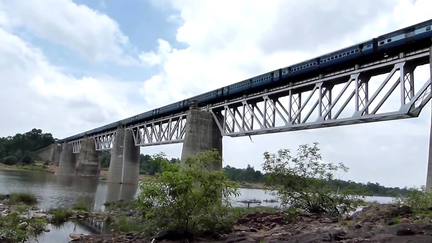 Высокий железнодорожный мост в Индии: громко едет - быстро приедет