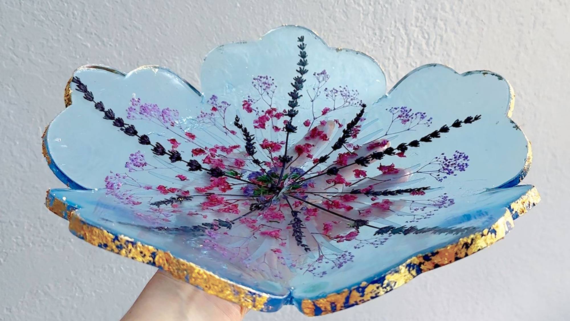 Блюдо из эпоксидной смолы и цветов для сервировки стола.