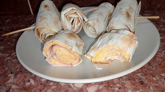 "Супер Быстрый Завтрак: Рулетики из Лаваша с Беконом и Сыром за 10 Минут! 🥓🧀🌯"