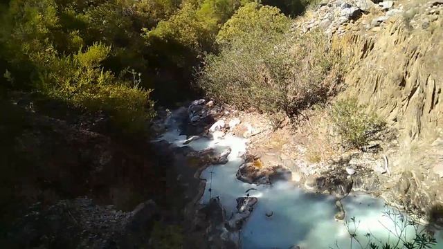 Этот уголок дикой природы в Торосских горах никого не оставит равнодушным. Сероводородные термальные