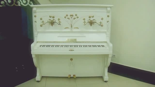 Белое пианино в стиле модерн art nouveau