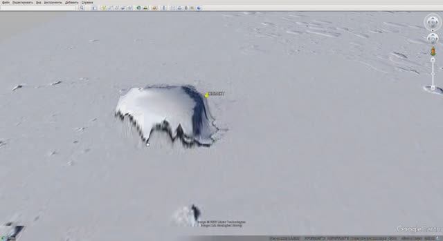 АНТАРКТИДА.   Объект оттаял из под льда.