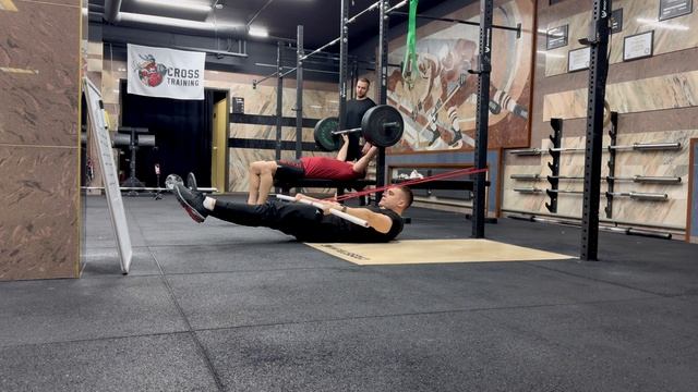 Тяга резины к поясу на прямых руках в лодочке/холлоу|Banded hollow lat pulldown