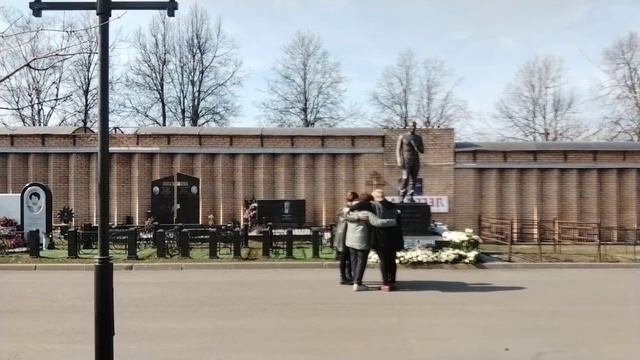 Москва посещение памятника Юрию Шатунова на Троекуровском кладбище.