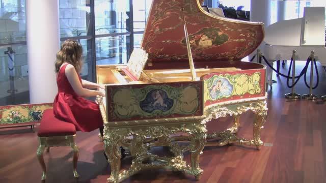 Красивый рококо-рояль "Людовик XV" для королевы Виктории