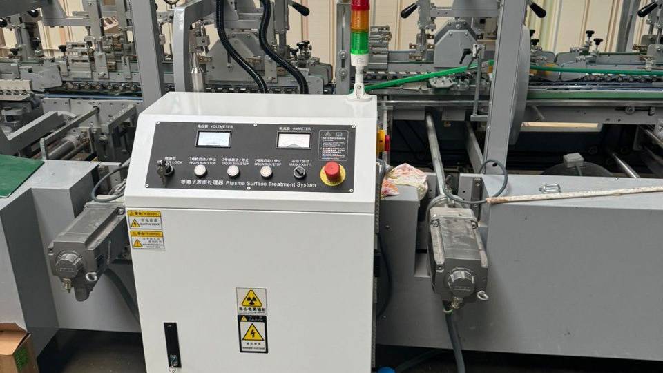 Устройство для плазменной обработки поверхностей при производстве упаковки