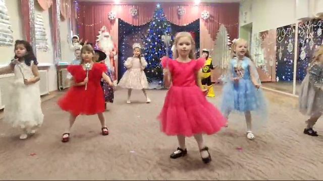 Детский танец " Зажигаем звёзды" /старшая группа/